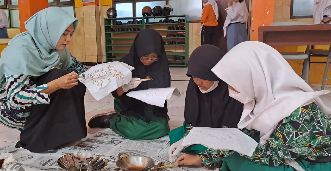 Guru dan Siswa SD Ramai-ramai Membatik di SMP Sepuluh Nopember Sidoarjo ...